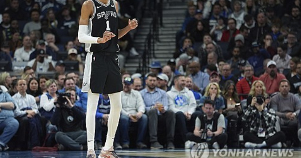 [NBA] '28점 폭발' 웸반야마, 홈그렌 앞에서 제대로 웃었다…SAS는 '거함' OKC 7연승 저지