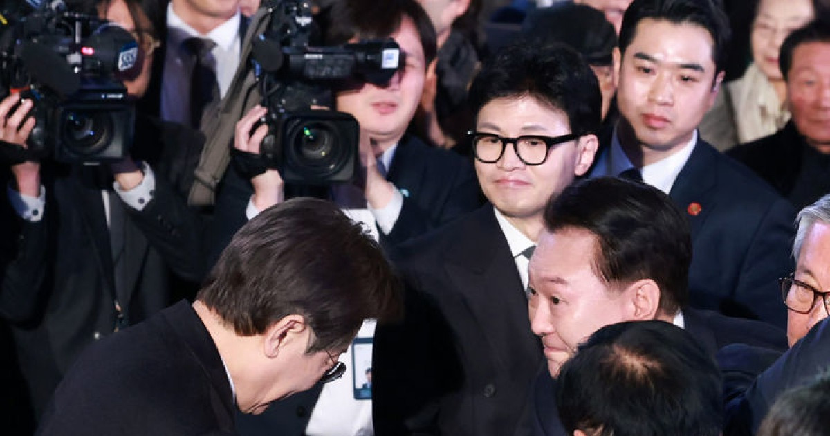 이재명 대표와 악수하는 윤석열 대통령