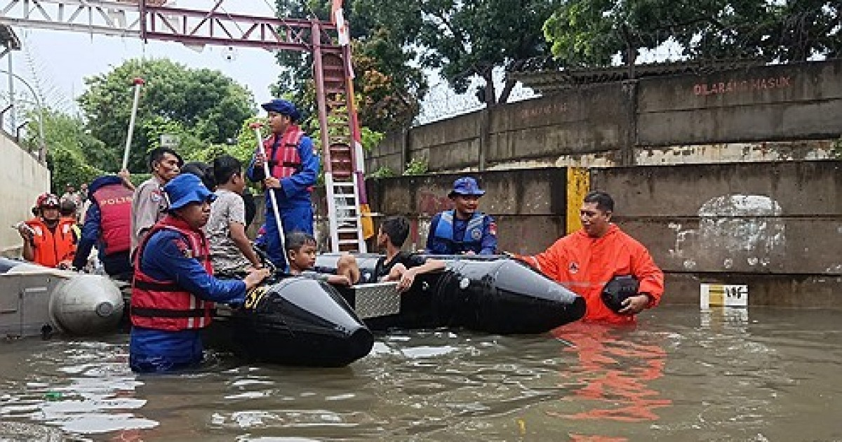 INDONESIA-JAKARTA-FLOOD-RESCUE