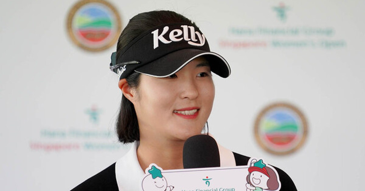 밝은 표정으로 인터뷰하는 'KLPGA 2년차' 김민별