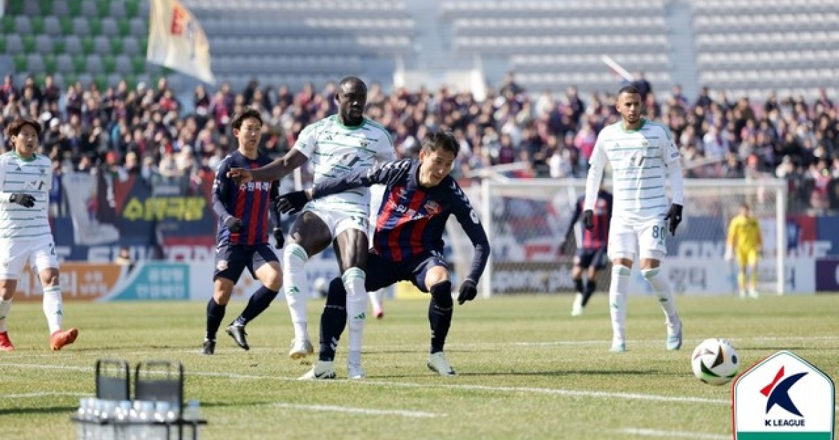 [b11 현장] '보아텡 퇴장에 VAR 골 취소까지' 악재 겹친 전북, 수원FC 원정서 1-1 무승부