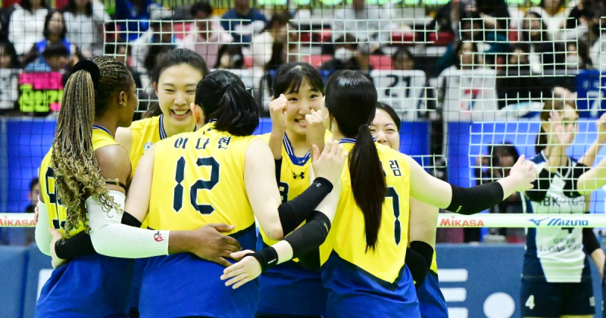 女 현대건설·男 우리카드, 나란히 정규리그 ‘1위’ 성큼…IBK·KB 꺾고 활짝