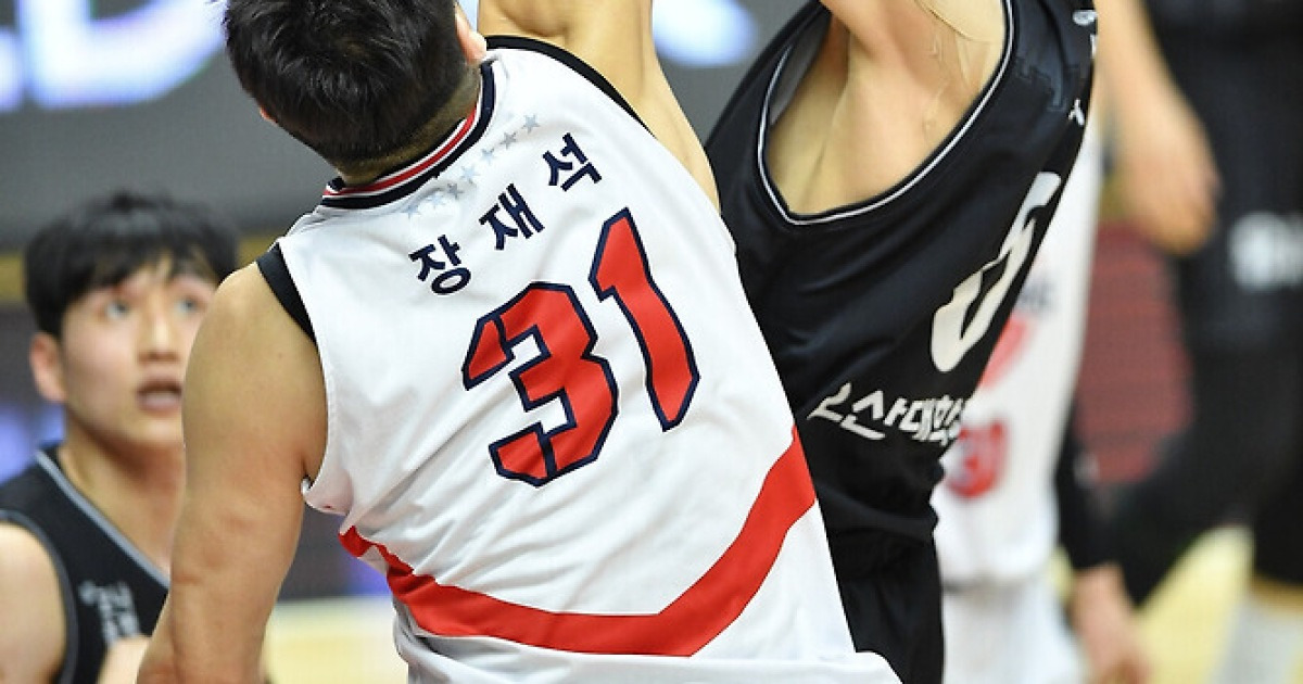 [JB포토] KT 하윤기 '수비 피하며 공격'