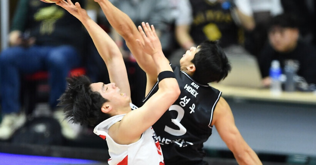 [JB포토] KT 정성우 '완벽한 블록'