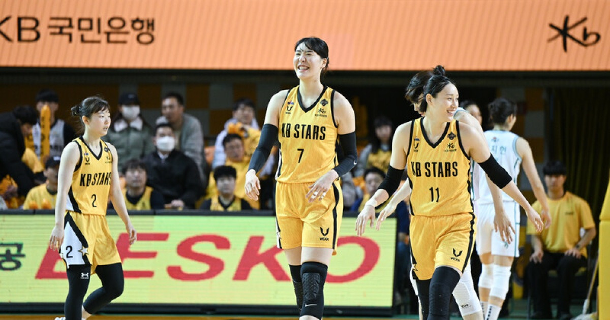 [WKBL PO 리뷰] '경험 차이' 보여준 KB스타즈, 3명 두 자리 득점 올린 하나원큐에 2연승 … 챔피언결정전 진출까지 1승 남겨