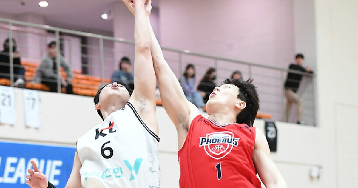 [JB포토] 현대모비스 김준일, KT 박준영 '리바운드 다툼'