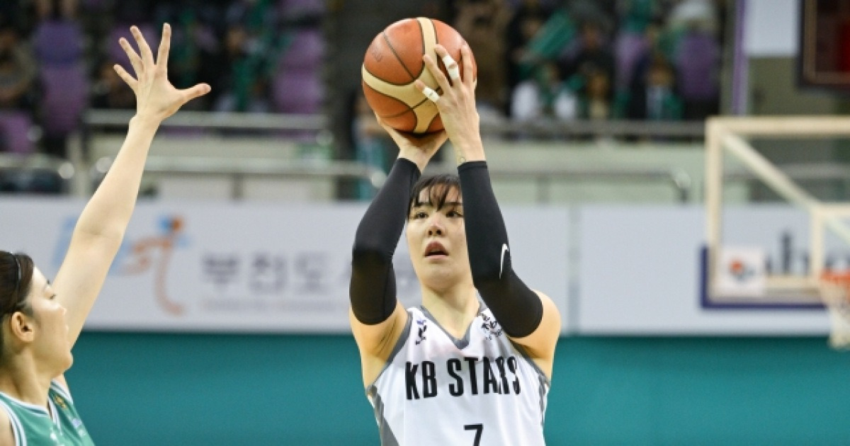 ‘PO 3연승’ KB, WKBL 챔프전 선착…통합우승 도전