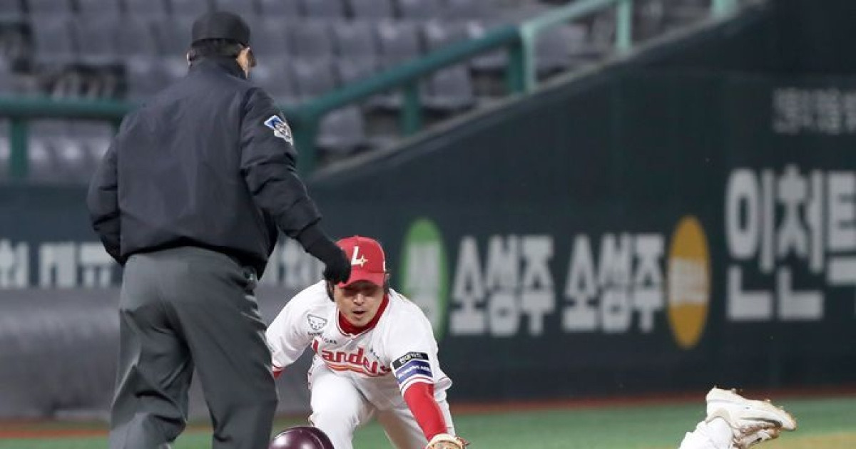 ‘ABS 먹통’ KBO리그 시범경기서 주심이 볼 판정