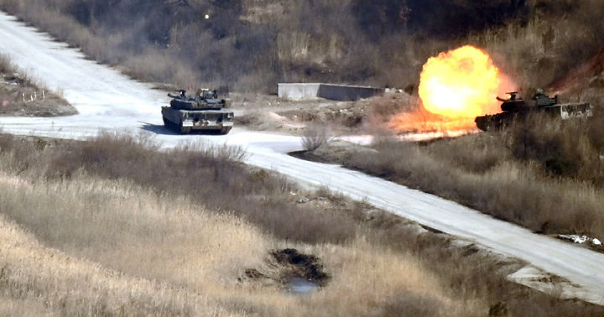 사격하는 K1A2 전차