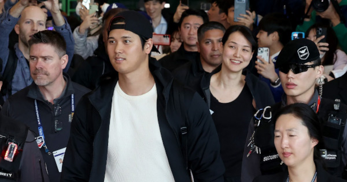 [포토] 한국에 온 오타니… 옆엔 수줍은 미소의 새 신부