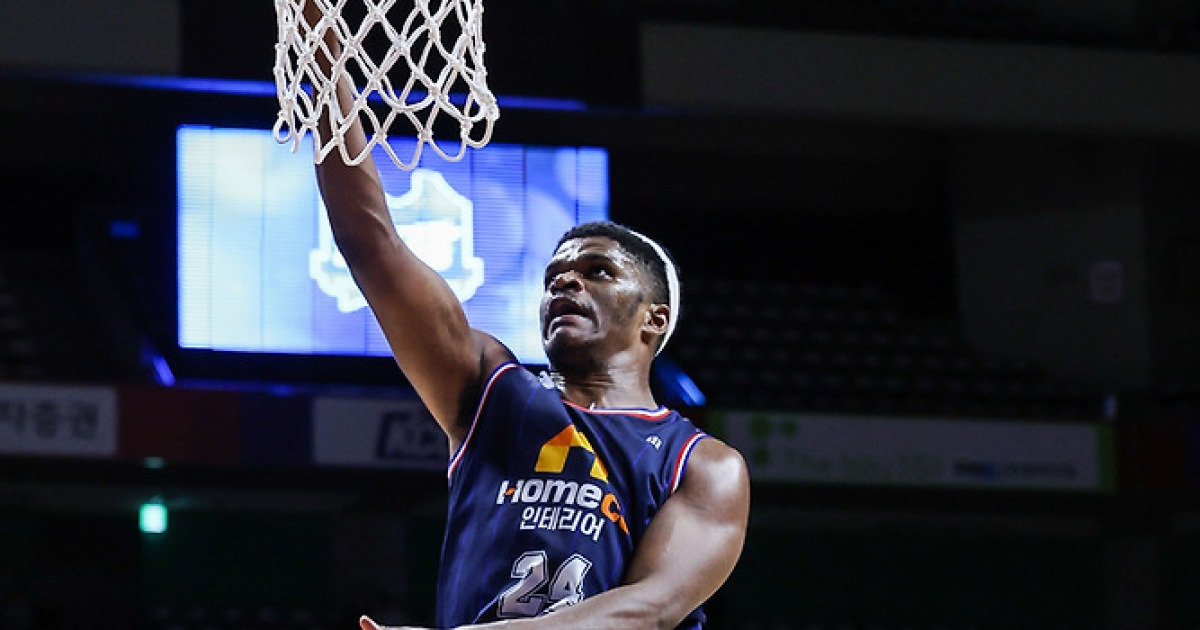 지친 KT 상대, 존슨 투입 전략 통했다! KCC PO 진출 확정 [SS현장]