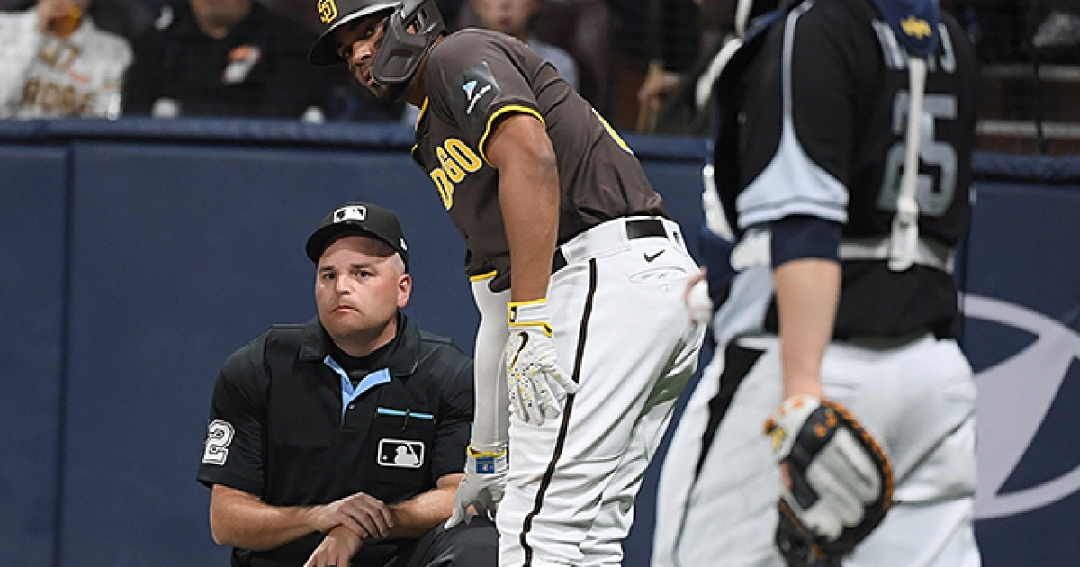 문동주 폭투에 맞은 MLB 구심 [MK포토]