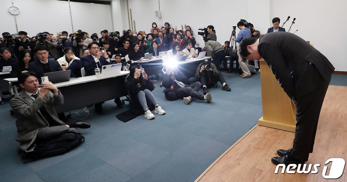 막말 논란 장예찬 허리 숙여 인사
