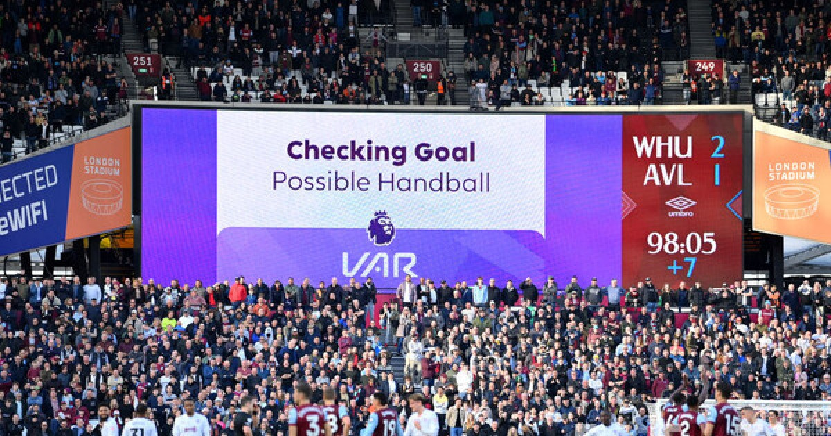 VAR 보는 데 얼마나 걸리는 거야!...‘5분 37초’ PL 역사상 가장 긴 VAR 나왔다