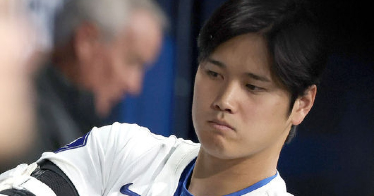 다저스 오타니 쇼헤이, '더그아웃에서도 배트 놓치 않고' [사진]