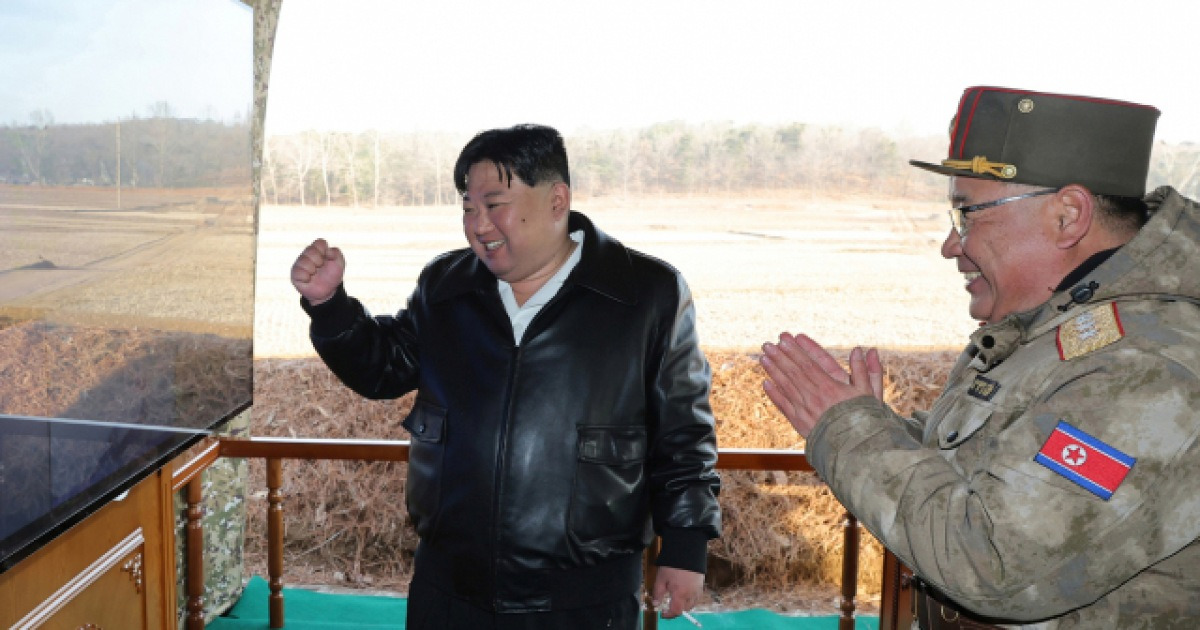 주먹 불끈 쥔 김정은···초대형방사포 지도