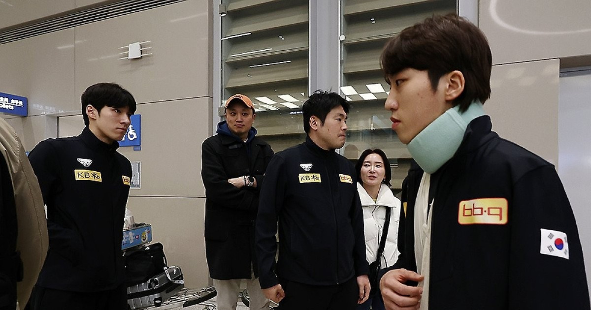 지나치는 황대헌-박지원