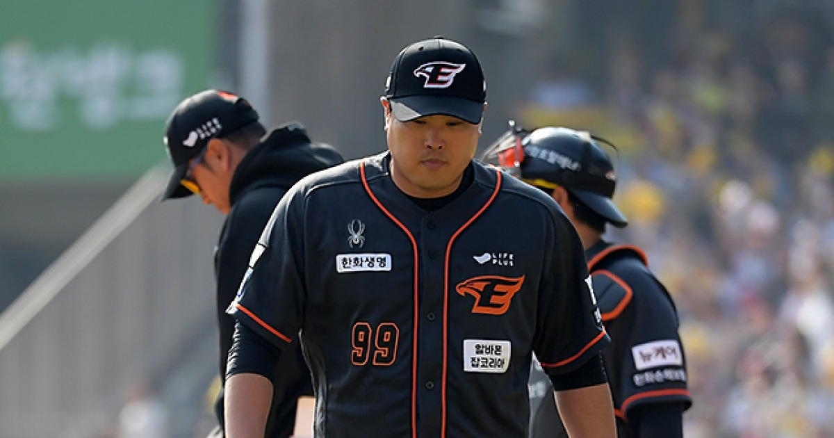 150km 뿌렸지만…야속한 타선+수비 실책에 발목 잡힌 한화 류현진, 4188일 만의 복귀전서 ‘디펜딩 챔프’ LG에 ‘쓴맛’ [MK잠실]