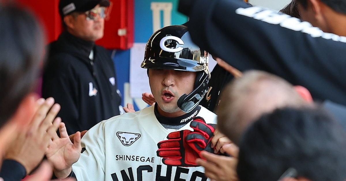 기뻐하는 SSG 더그아웃