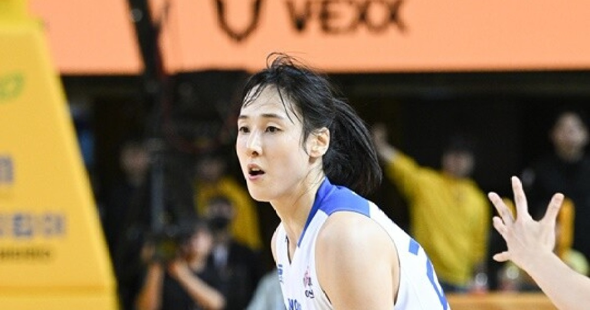 [WKBL FINAL 게임 리포트] 우리은행 김단비가 마지막에 웃은 이유, 후배들의 승부처 지원