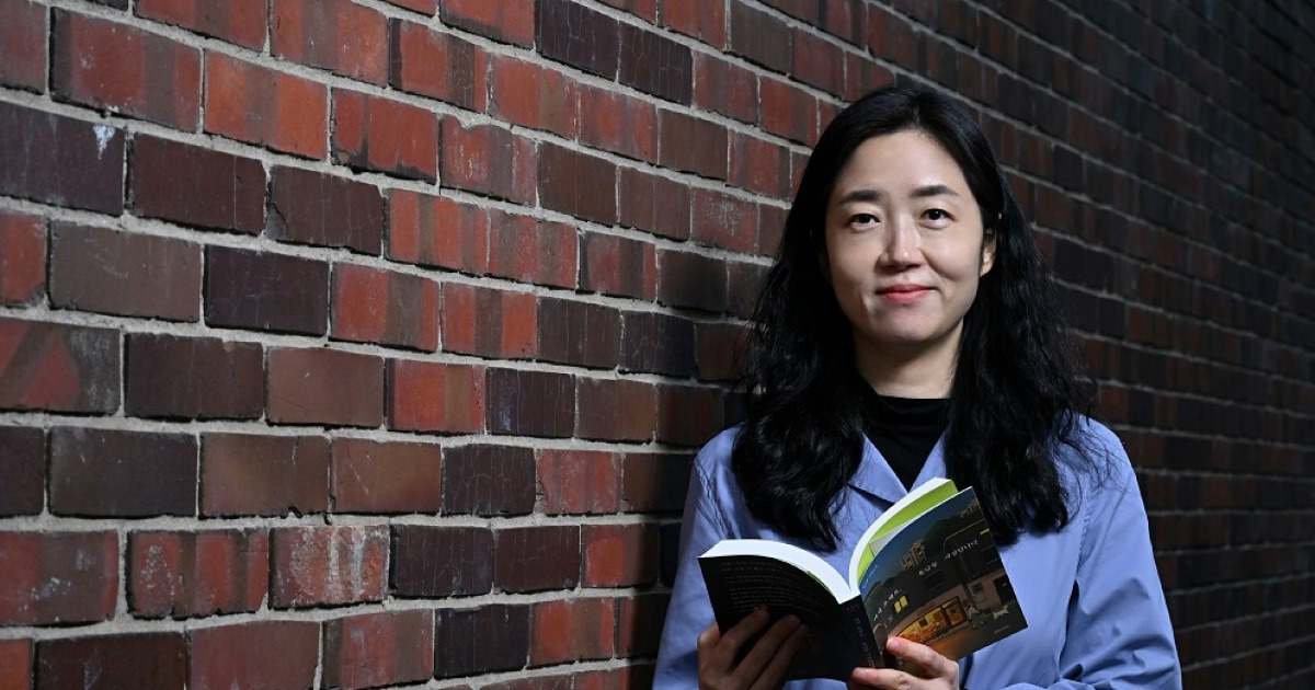 [Latest Read] Hwang Bo-reum welcomes readers to 'Hyunam-dong Bookshop ...