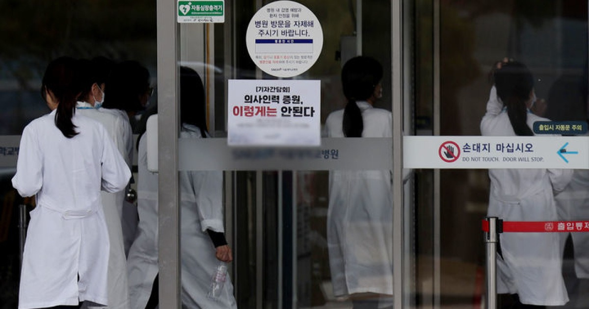 의대생 휴학 신청 어느덧 절반 육박…승인 안해주면 소송 불사