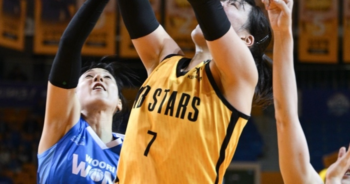 ‘박지수 37P-20R’ KB스타즈, 우리은행에 1차전 패배 설욕…챔프전 전적 1승 1패 [WKBL 챔프전]