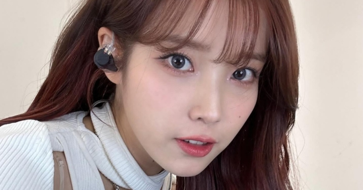 아이유, 레전드 미모 갱신…“美쳤다 그냥”[화보]