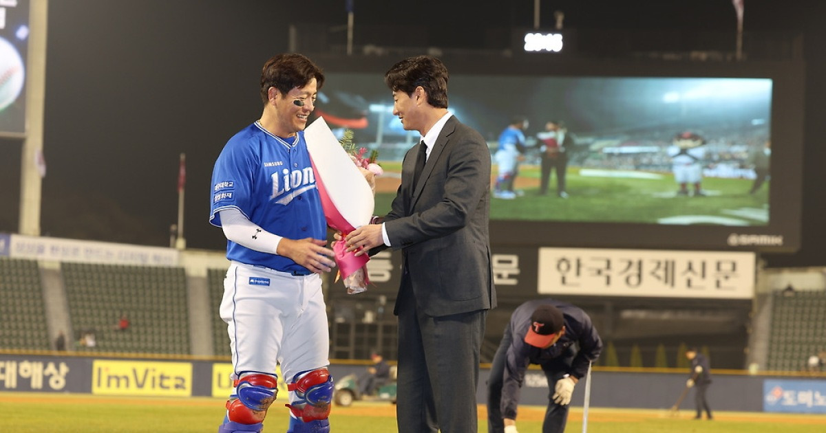 KBO리그 통산 최다 경기 출장 기록 세운 강민호