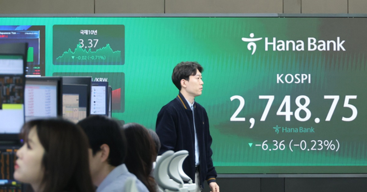 Kospi opens lower despite gains on Wall Street