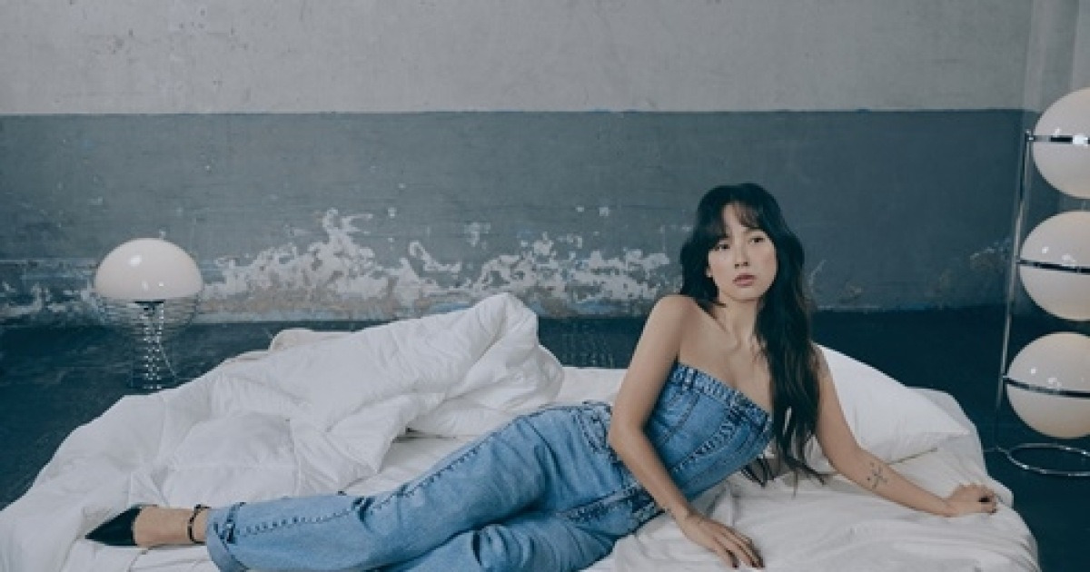 이효리 화보 청바지 입었을 뿐인데 숨길 수 없는 ‘독보적 아우라