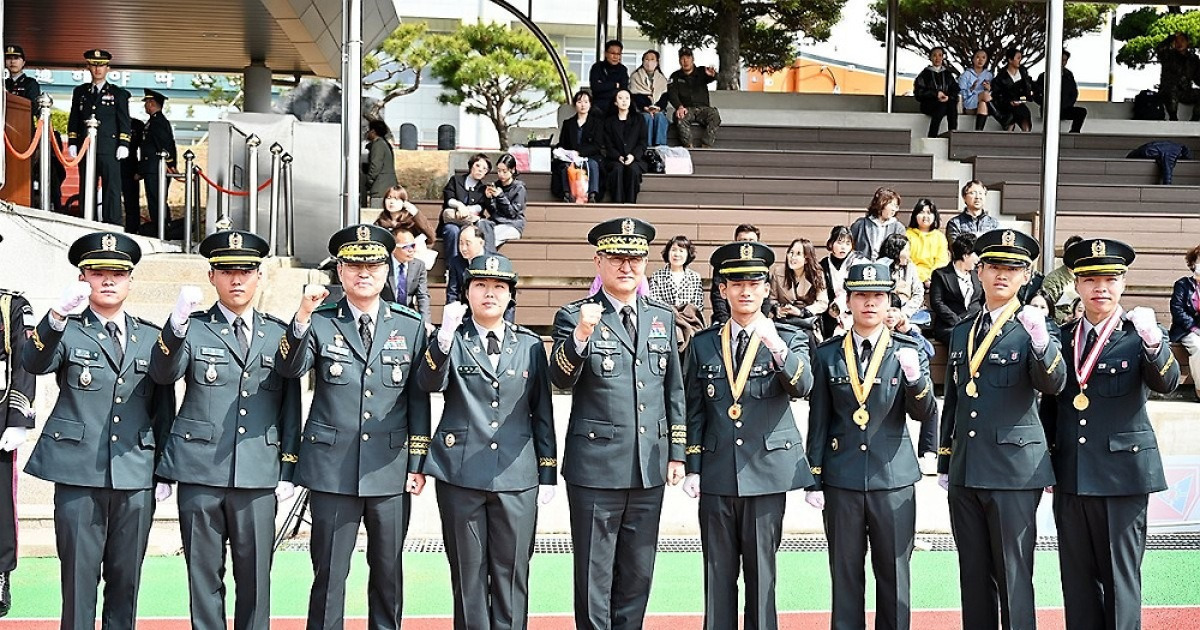 육군 부사관 320명 임관…6·25참전용사가 하사 계급장 달아줘
