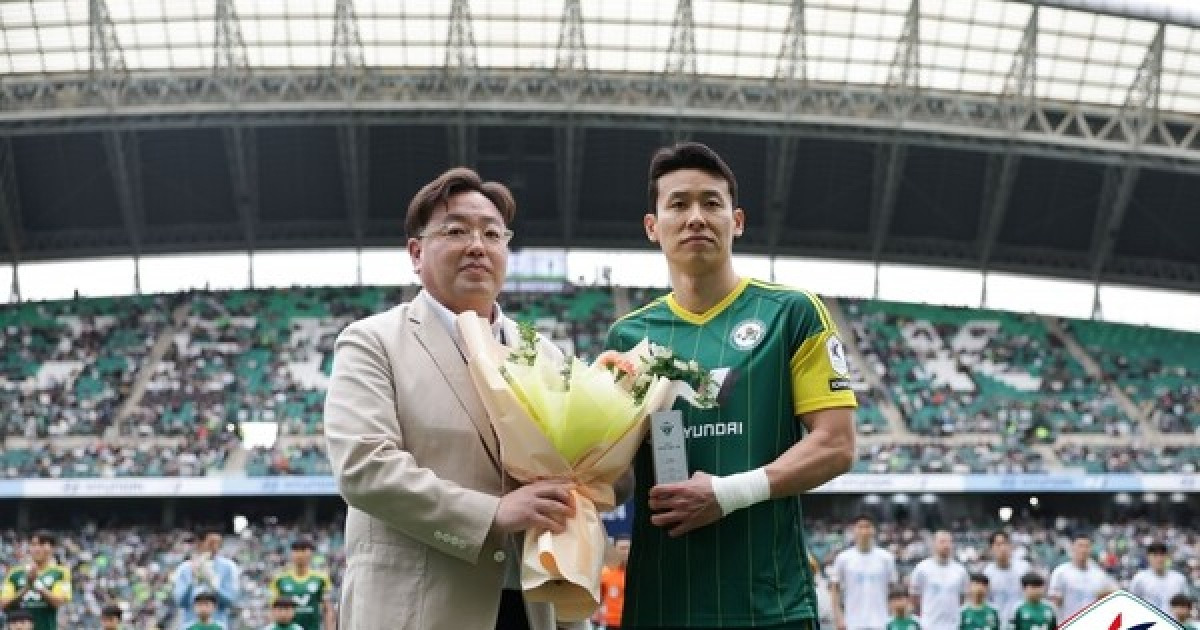 [k1.live] ‘친정’ 울산전에서 ‘통산 400경기 기념식’ 김태환, 울산 팬들은 ‘야유’