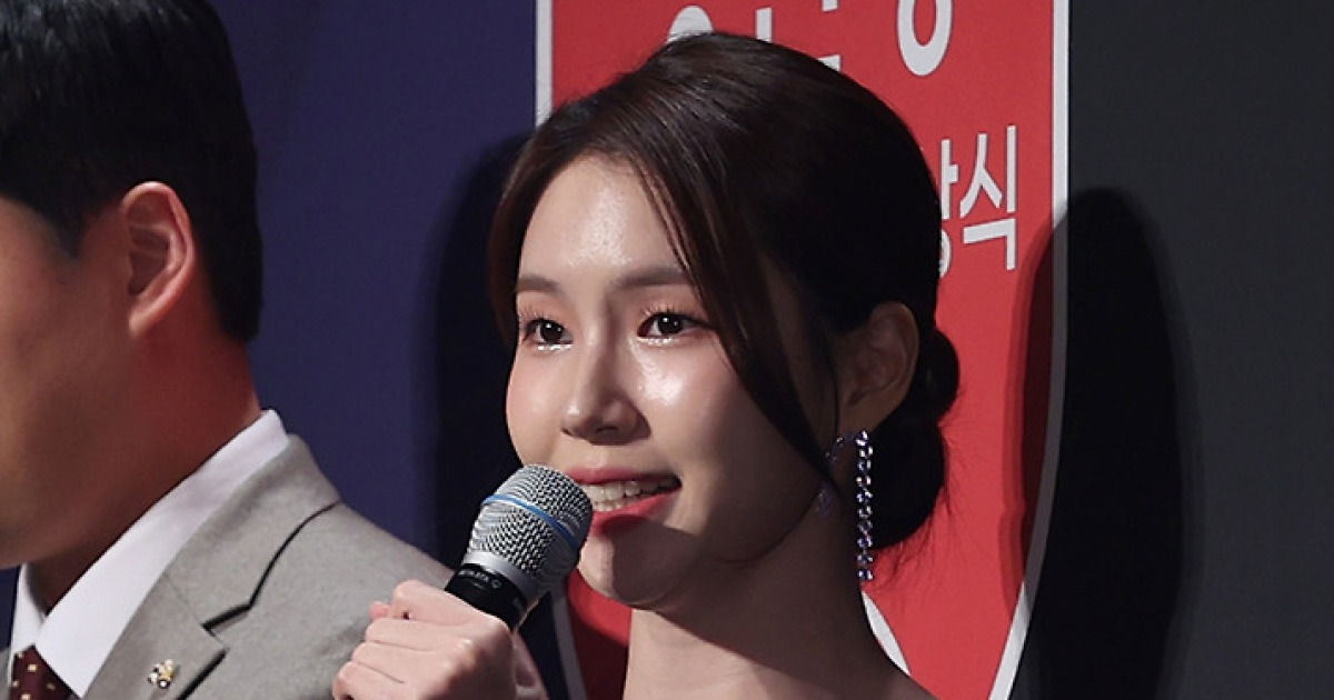 [포토S] SPOTV 장민지 아나운서, 과감한 허리 트임 드레스