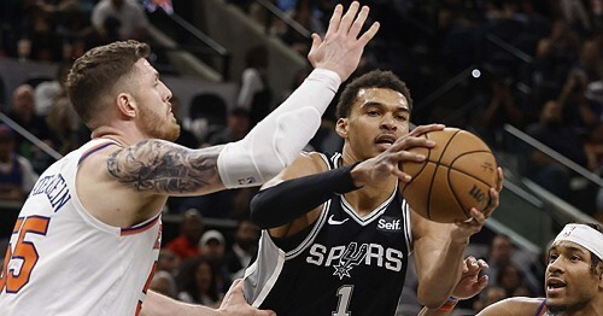 [NBA] ‘40점 20리바운드 맹활약’ SAS 웸반야마, 관중석으로 공 던져 벌금 2만 5000달러