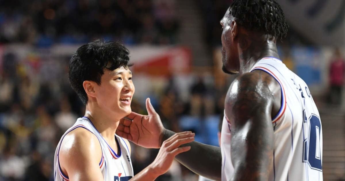 단기전 되니 진짜 '슈퍼팀'으로 변신...KCC, SK에 18점 차 완승 1차전 잡았다