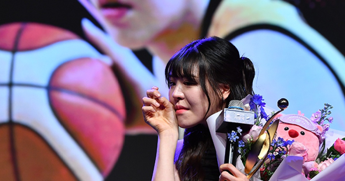 'WKBL 시상식 성료' 박지수, MVP 포함 역대 최초 8관왕…스미스 신인왕(종합)