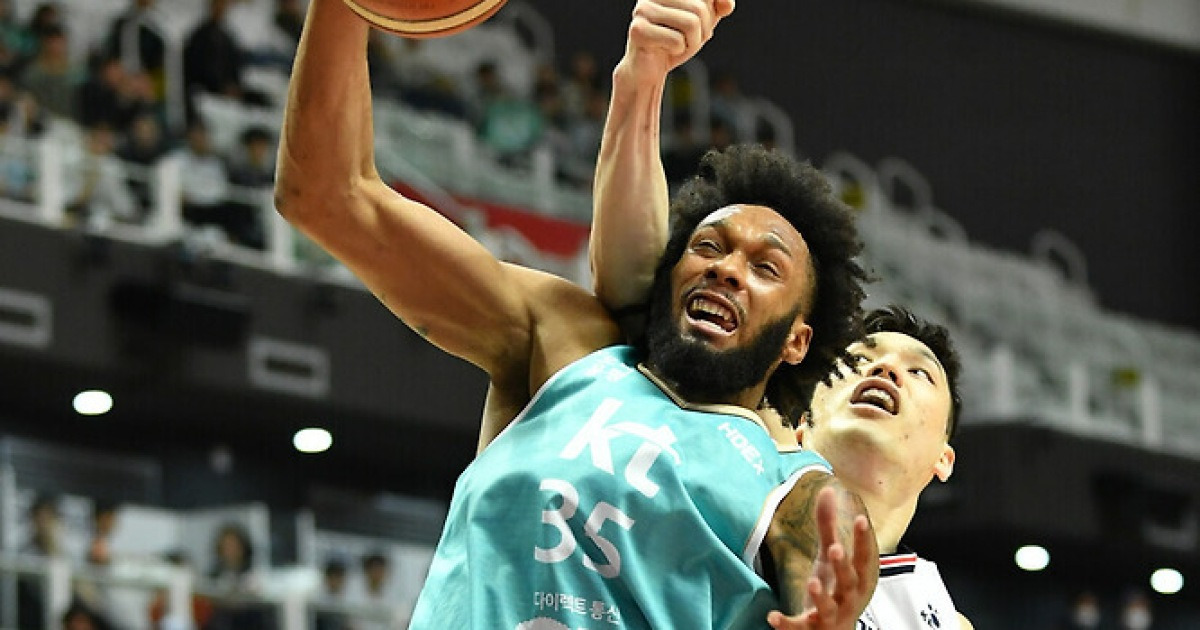 [JB포토] KT 배스 '리바운드'