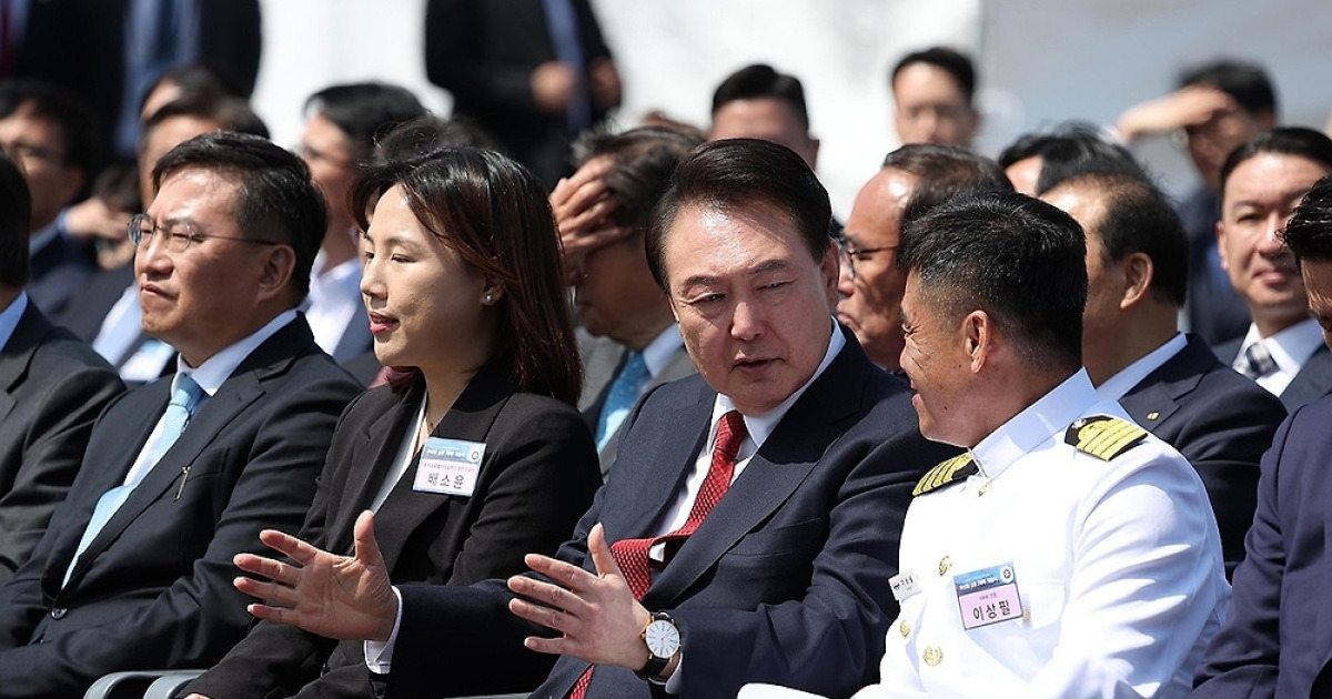 대화나누는 윤석열 대통령