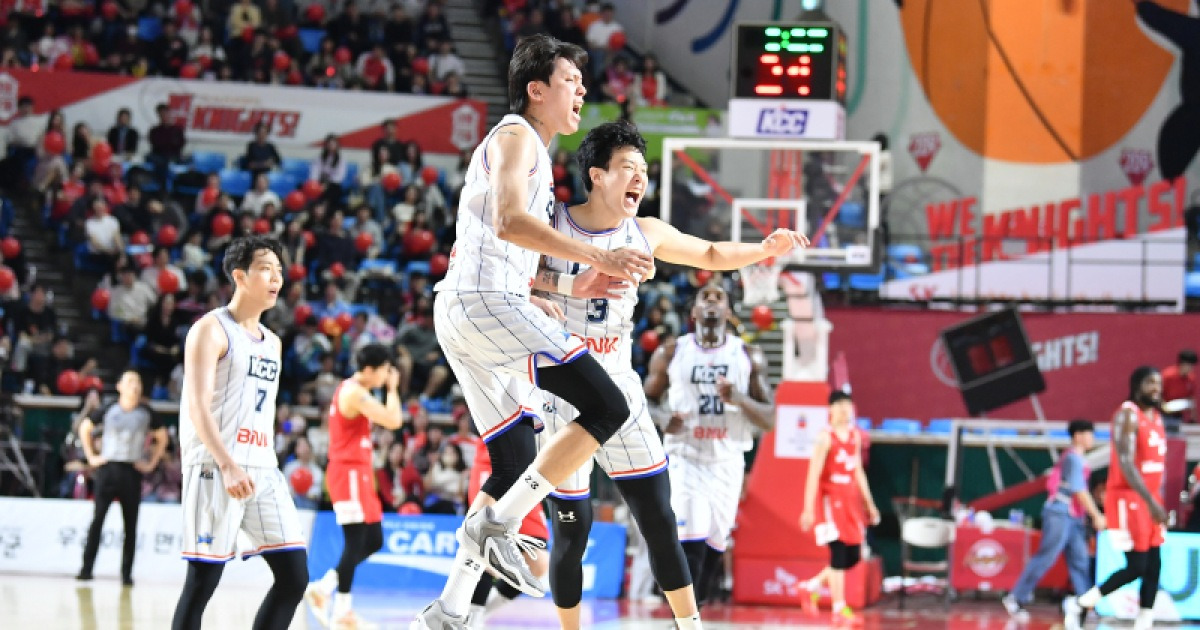 KCC 4강 PO 진출 '100% 확률' 잡았다…SK 원정서 27점 차 대승 ‘2연승’