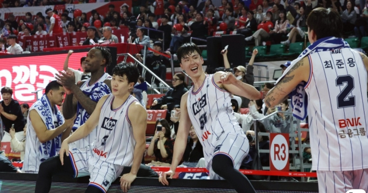 '슈퍼팀' 위용 찾은 KCC, 4강 PO 진출 1승 남았다! 라건아-허웅 40득점 합작 [KBL 6강 PO]