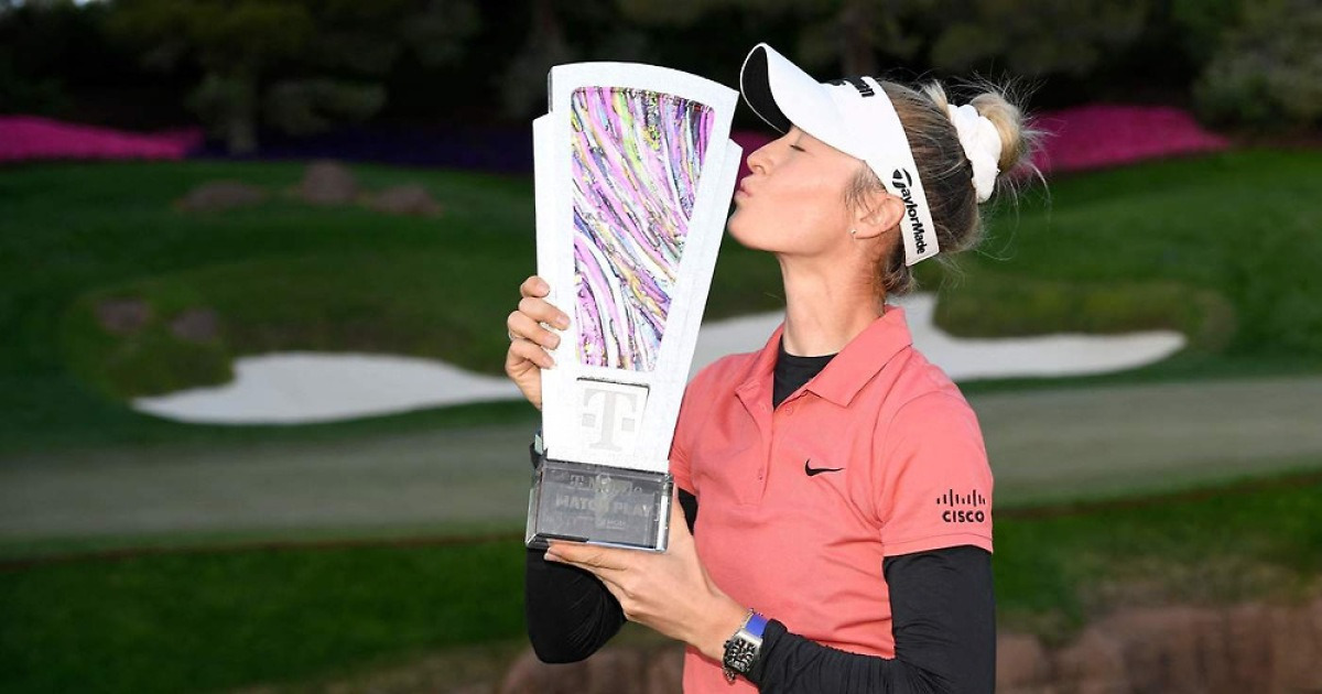 LPGA 4개 대회 연속 우승컵 입 맞추는 넬리 코르다