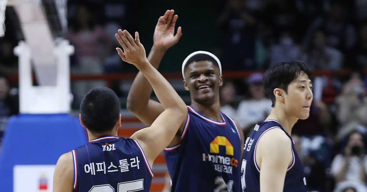 화끈한 KCC, SK 완파 '3연승'…15일부터 DB와 4강 PO 격돌