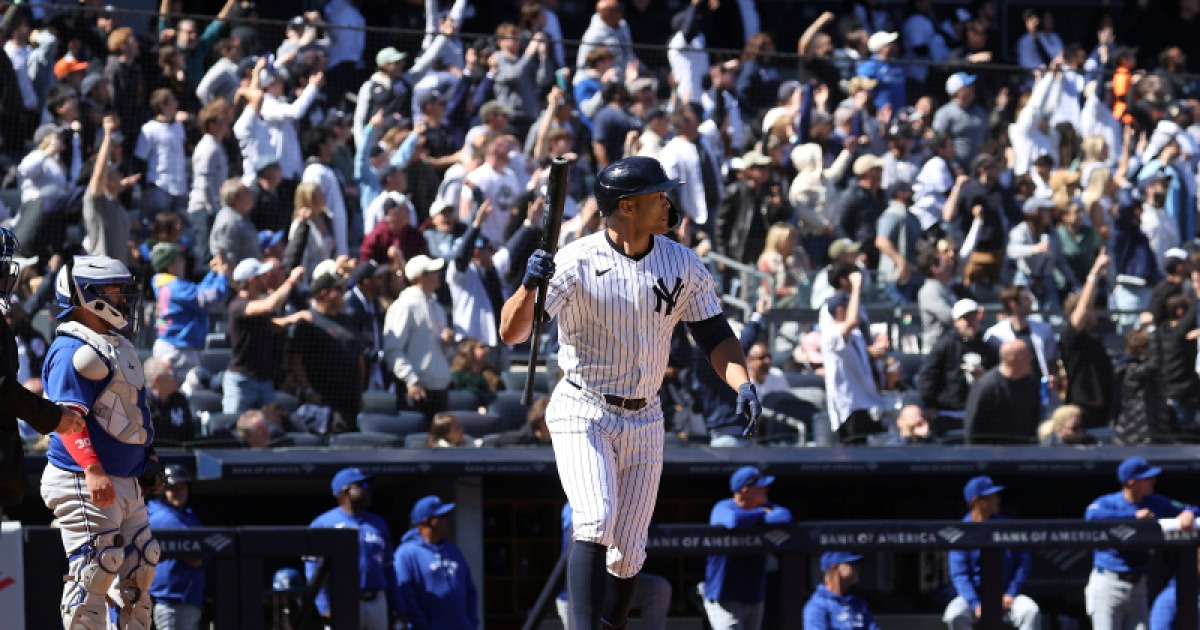 1할 타율 허덕이던 MLB 대표 공갈포...2G 연속 아치로 반등 신호탄, 무심한 배트플립은 덤