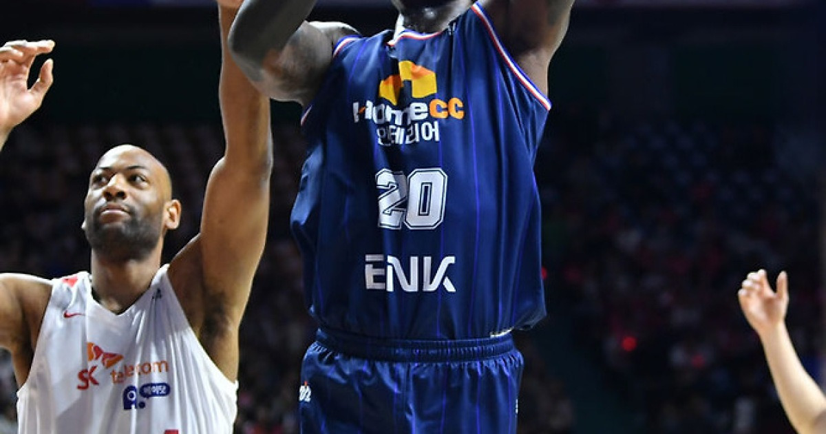 '라건아 더블더블' KCC, SK전 3연승 달리며 4강 PO 진출