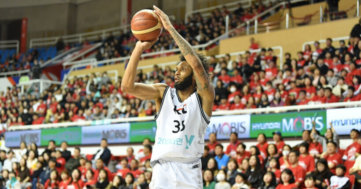 [JB포토] KT 배스 '공격이다'