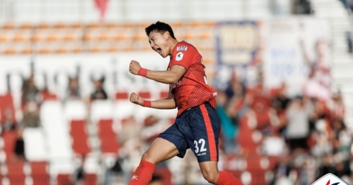 [오피셜] '생애 첫 멀티골→광주 격파' 김천 정치인, K1 6라운드 MVP 등극...K2는 천안의 모따