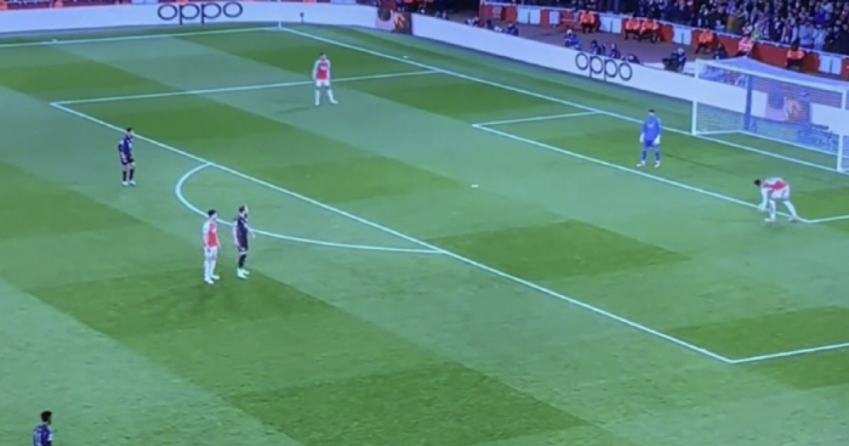 "정말 미친 순간" 英 언론도 경악한 UCL 최악의 '실수+오심 콜라보'...PK 알고도 안 줬지만 "어린아이 같은 실수" 변명