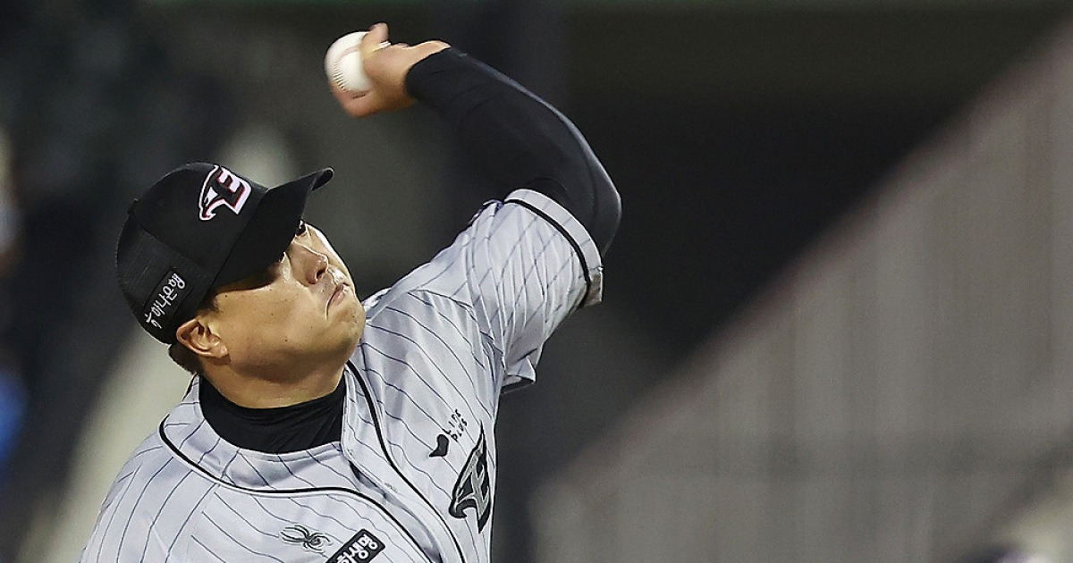 '3전 4기' 류현진, 4216일 만에 KBO리그 승…한화도 5연패 탈출(종합)