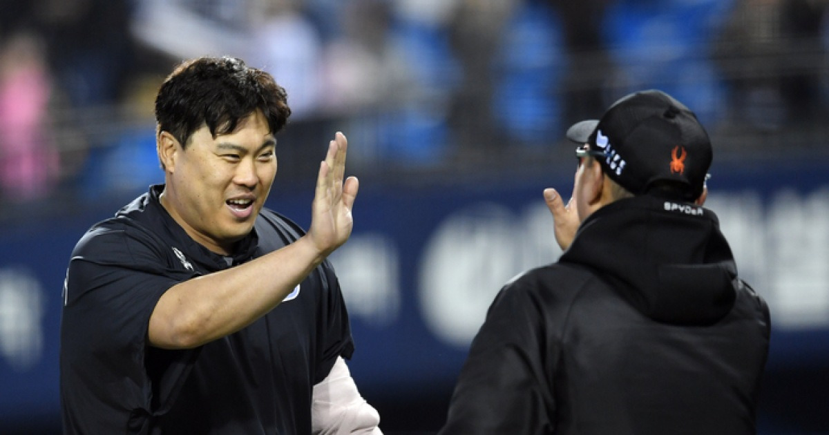 [포토]4216일 만에 KBO리그 선발승 거둔 류현진